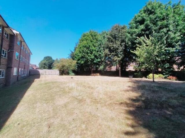 2 bedroom flat for rent in Hempstead Road, Watford, Hertfordshire, WD17