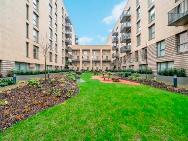2 bedroom flat for rent in Hendon Waterside, London, NW9