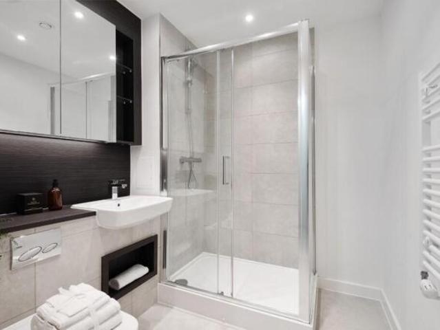 2 bedroom flat for rent in Hendon Waterside, London, NW9