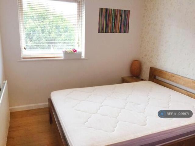 2 bedroom flat for rent in Henfield Road, London, SW19