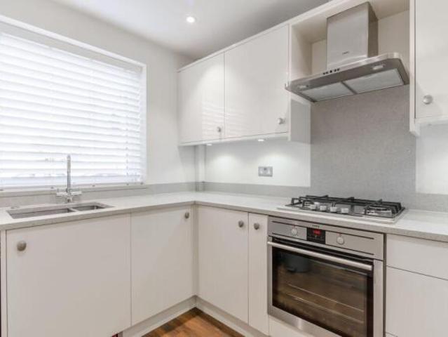 2 bedroom flat for rent in Henfield Road, Raynes Park, London, SW19