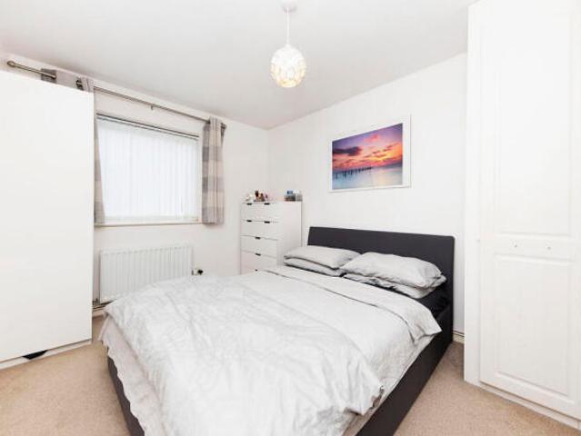 2 bedroom flat for rent in Henfield Road, SW19