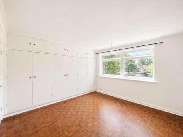 2 bedroom flat for rent in Henley Court, N14