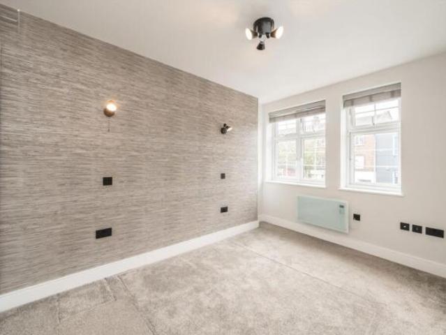 2 bedroom flat for rent in Heath Road, Twickenham, TW1