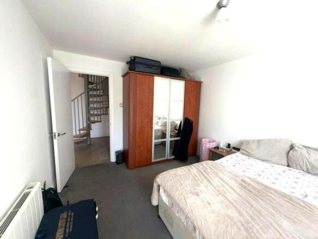 2 bedroom flat for rent in Hertsmere Road, E14