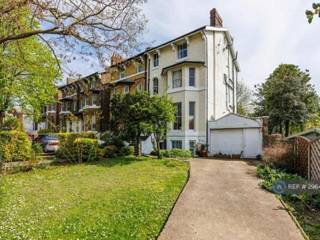 2 bedroom flat for rent in Hervey Road, London, SE3