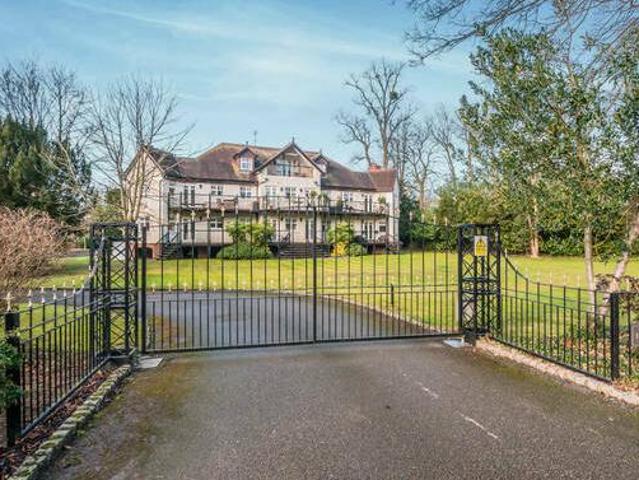 2 bedroom flat for rent in Herons Place SL6
