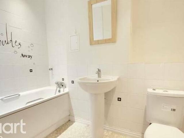 2 bedroom flat for rent in Hewetts Quay IG11