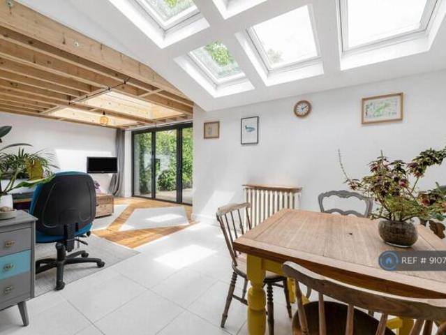 2 bedroom flat for rent in Hindmans Road, London, SE22