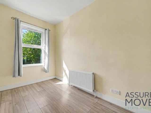 2 bedroom flat for rent in High Road, London, N20