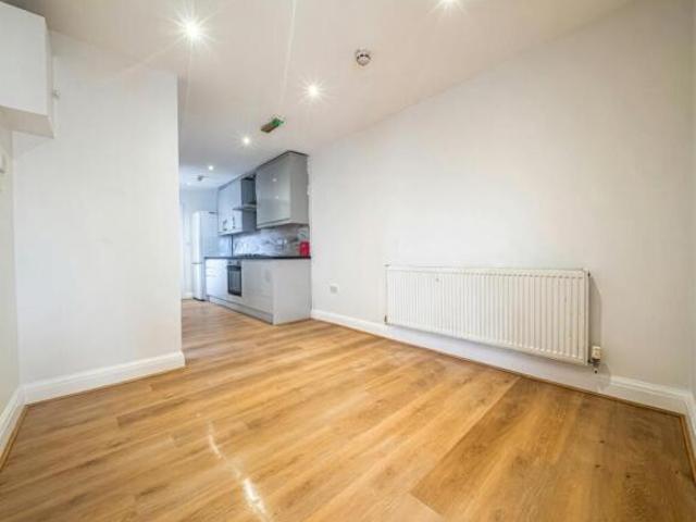 2 bedroom flat for rent in High Road, London, NW10