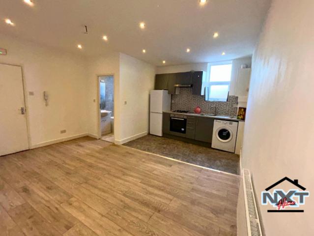 2 bedroom flat for rent in High Road Leyton, London, E10
