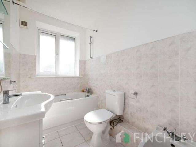 2 bedroom flat for rent in High Road, North Gates High Road, N12