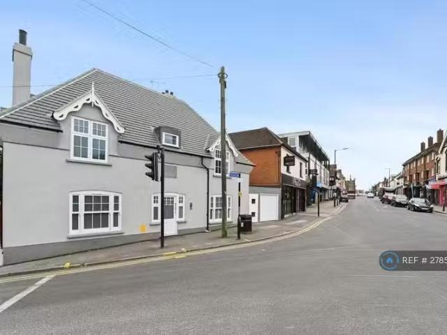 2 bedroom flat for rent in High St, Billericay, CM12