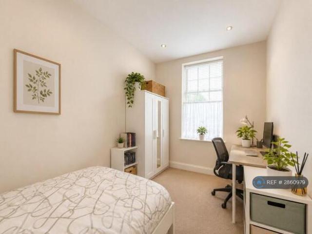 2 bedroom flat for rent in High St, Sittingbourne, ME10
