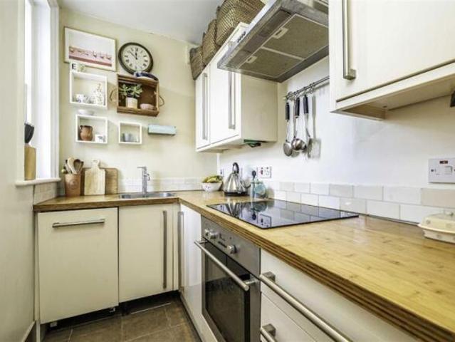 2 bedroom flat for rent in High Street, Teddington, TW11