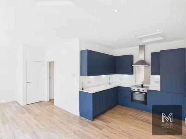 2 bedroom flat for rent in High Street, Thornbury, Bristol, Gl.