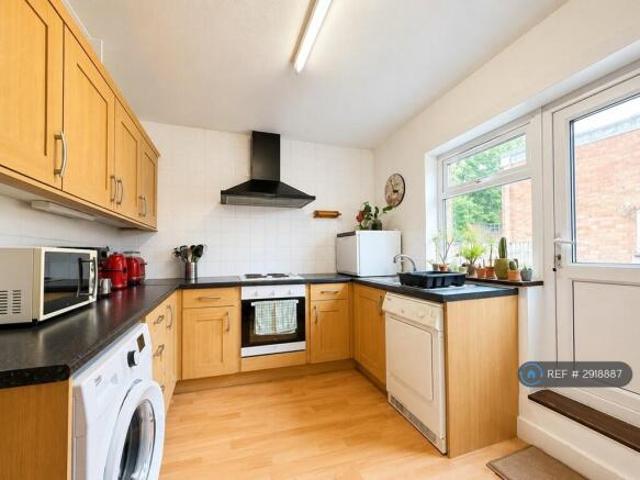 2 bedroom flat for rent in High Street Wanstead, London, E11