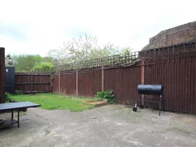 2 bedroom flat for rent in High Street Bramley Guildford GU5