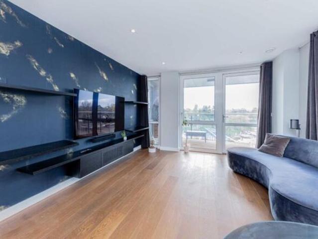 2 bedroom flat for rent in High Street, Brentford, TW8