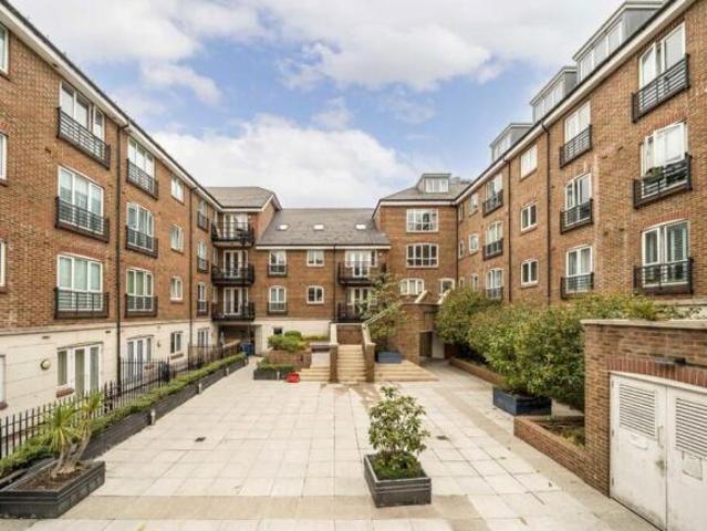2 bedroom flat for rent in High Street, Brentford, TW8