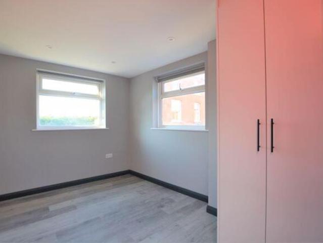 2 bedroom flat for rent in High Street, Burnham, SL1