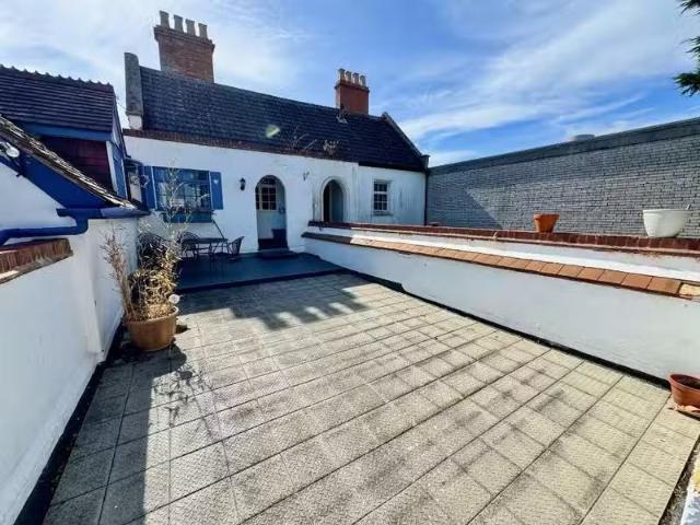 2 bedroom flat for rent in High Street, Christchurch, Dorset.