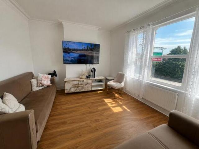 2 bedroom flat for rent in High Street, Enfield, EN3