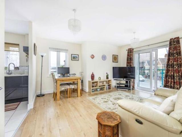 2 bedroom flat for rent in High Street, Harrow, HA3