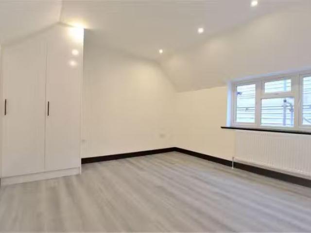 2 bedroom flat for rent in High Street, High Wycombe, HP11