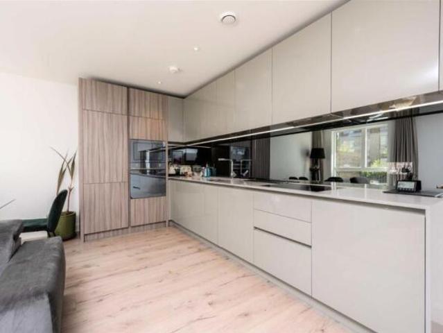2 bedroom flat for rent in High Street, London, N8