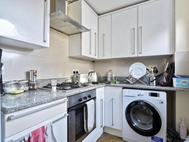 2 bedroom flat for rent in High Street London N8
