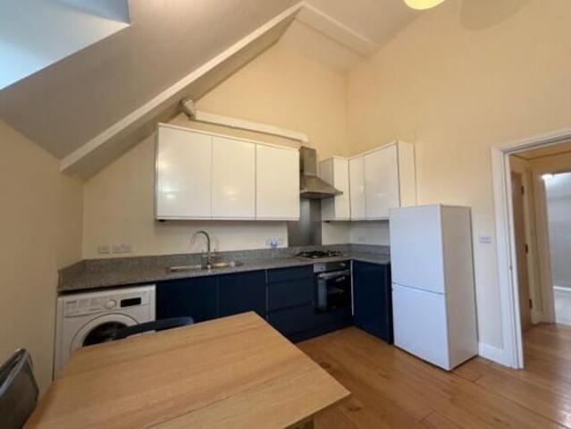 2 bedroom flat for rent in High Street London N8