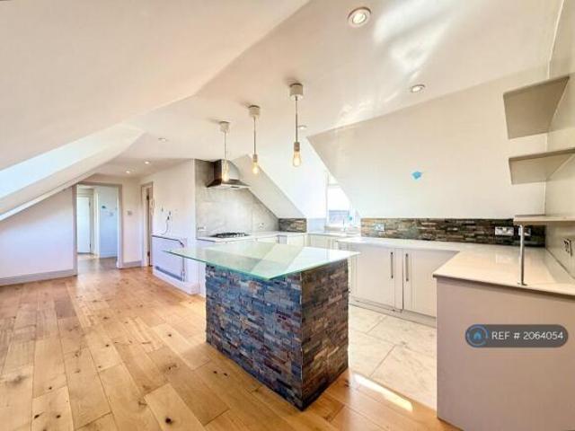 2 bedroom flat for rent in High Street, London, SW19
