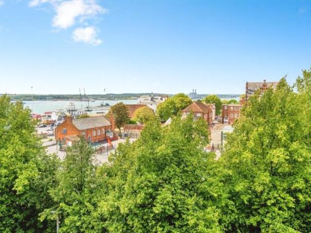 2 bedroom flat for rent in High Street, SOUTHAMPTON, SO14