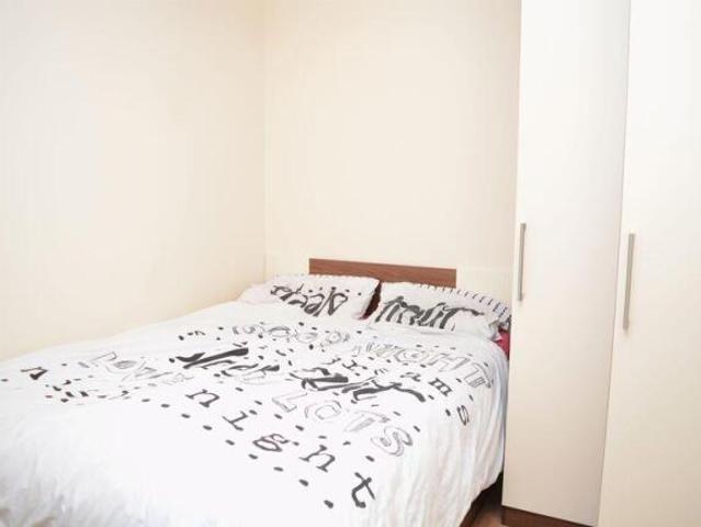 2 bedroom flat for rent in High Street, Slough, SL1