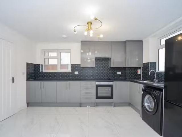2 bedroom flat for rent in High Street Swanley BR8