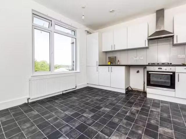 2 bedroom flat for rent in High Street Swanley BR8