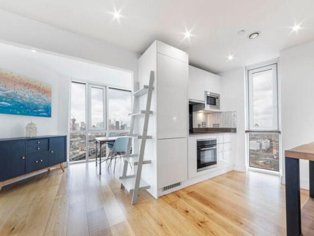 2 bedroom flat for rent in High Street, Stratford, E15