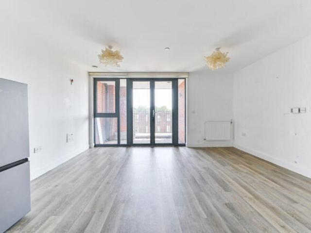 2 bedroom flat for rent in High Street, Sutton, SM1