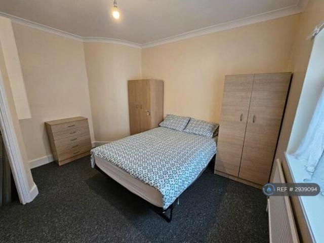 2 bedroom flat for rent in Highfield Road, London, N21