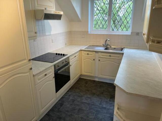 2 bedroom flat for rent in Highthorne Court, Leeds, West Yorkshire, LS17