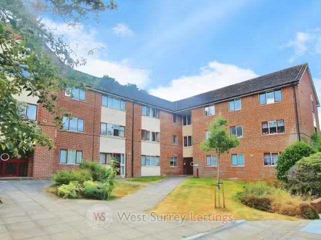 2 bedroom flat for rent in Highview, Knaphill GU21 2BX, GU21