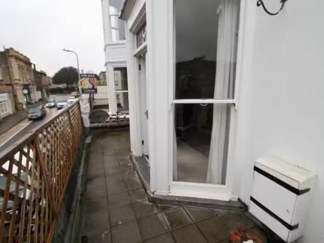 2 bedroom flat for rent in Hill Road, Clevedon, BS21