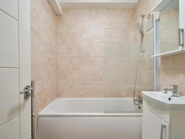 2 bedroom flat for rent in Hillsborough Court, Mortimer Crescent, NW6