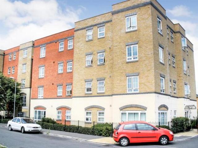 2 bedroom flat for rent in Holyhead Mews, Cippenham, SL1