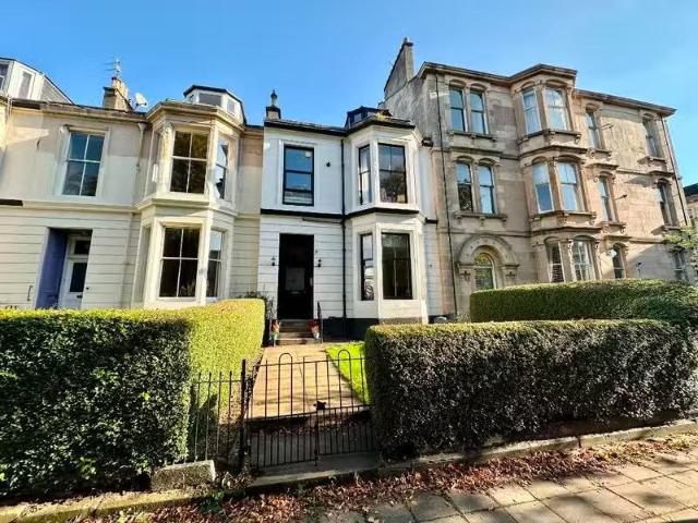 2 bedroom flat for rent in Holyrood Crescent, West End, Glasgo.