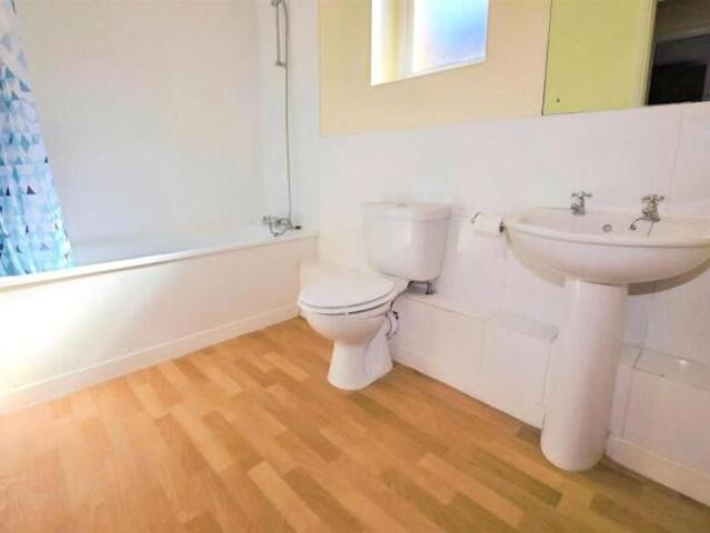 2 bedroom flat for rent in Holden Road, Montclair Court, N12