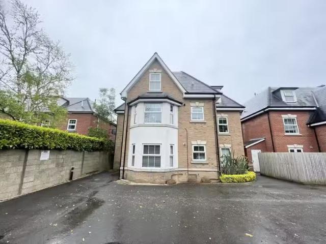 2 bedroom flat for rent in Holdenhurst Road, Bournemouth, BH8