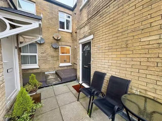 2 bedroom flat for rent in Holdenhurst Road, Springbourne P04.